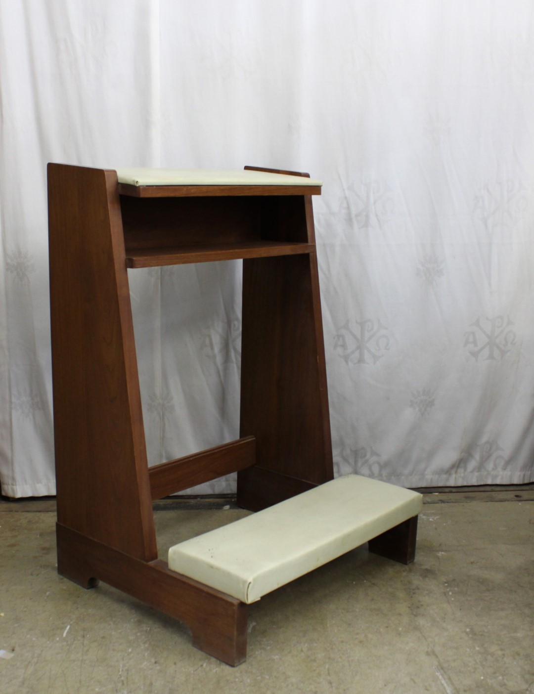 Single Padded Kneeler w/ Book Rack | T. H. Stemper Co.