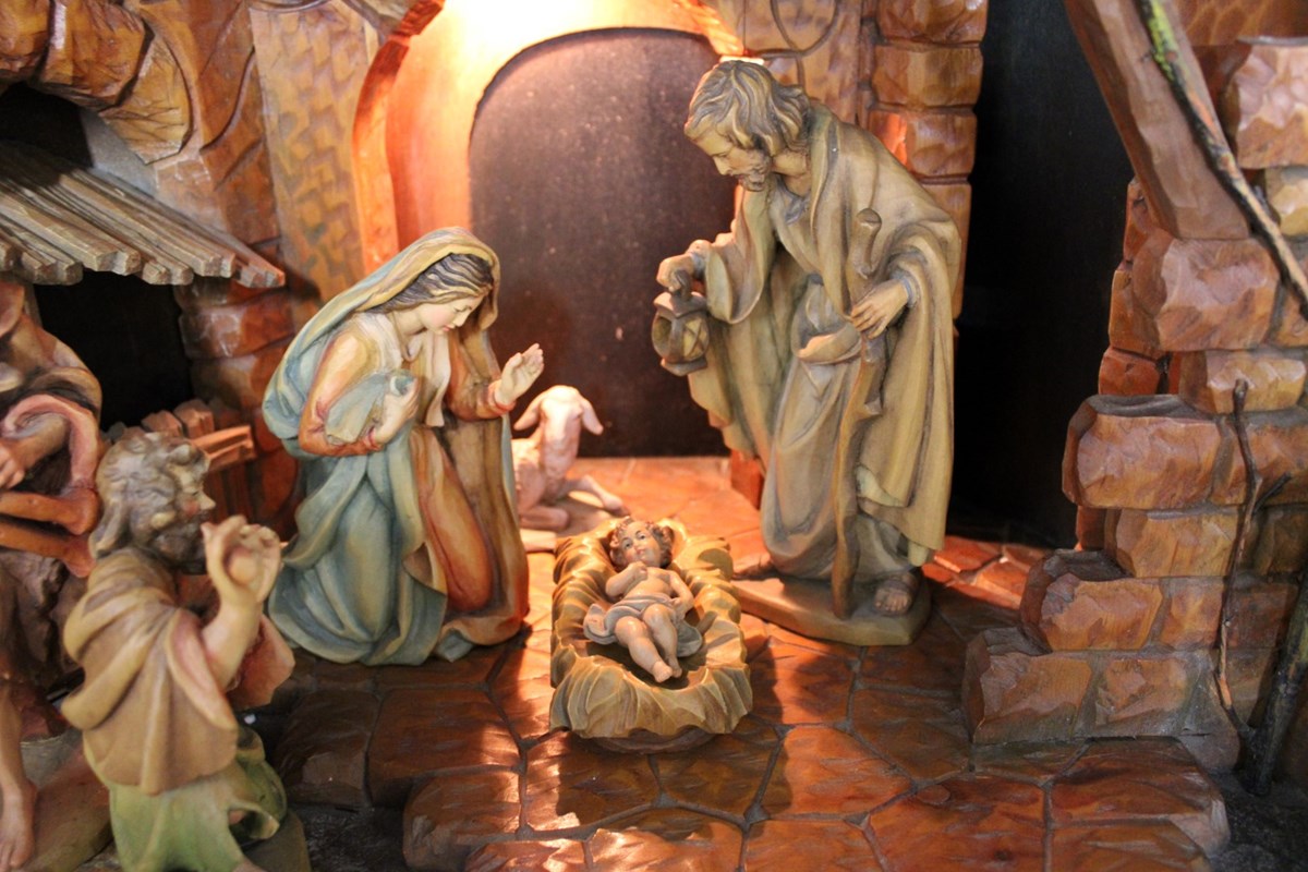 8" 24 Piece ANRI Hand Carved Nativity | T. H. Stemper Co.